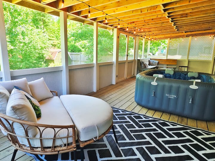 Mulit Level House W/ Hottub| Large Screened Deck - Moncton