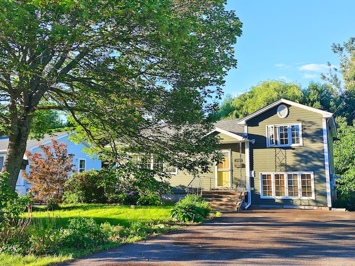 Quaint House | Nature | Hottub | Family | 4 Cars - New Brunswick