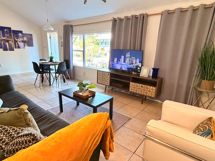 Cozy Duplex • Heart Of Tampa • Walk To Dining - Temple Terrace, FL
