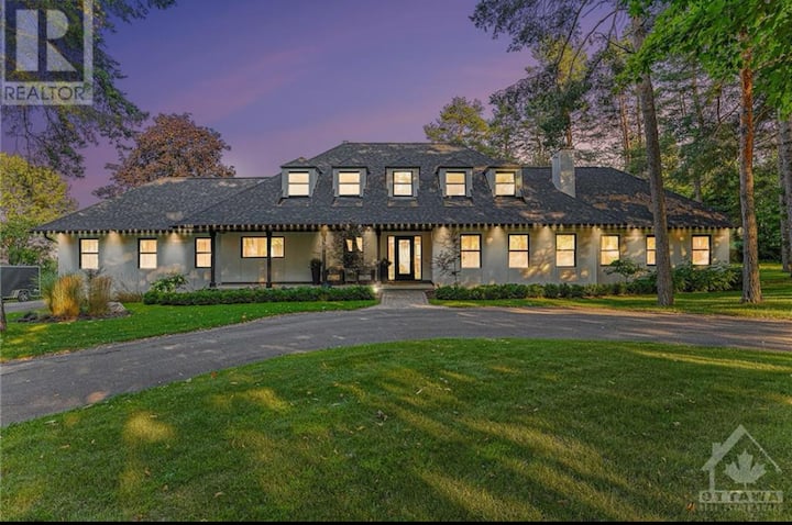 Luxury Executive Home 1.3 Acre - Kanata