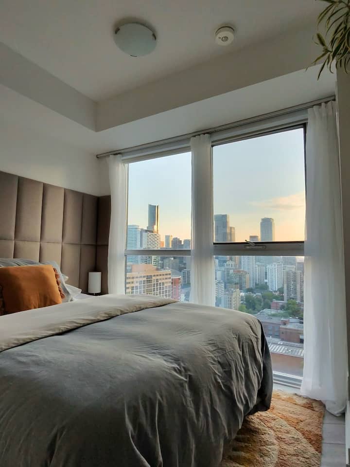 Stylish Downtown Condo With Skyline Views - Toronto
