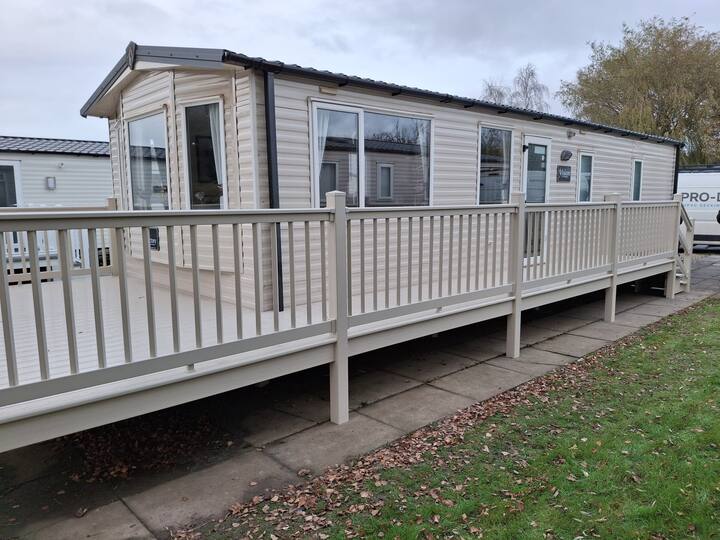 6 Berth Homely Caravan / Full Wrap Around Decking - Skegness