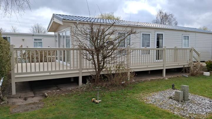 6 Berth Homely Caravan / Full Wrap Around Decking - Skegness