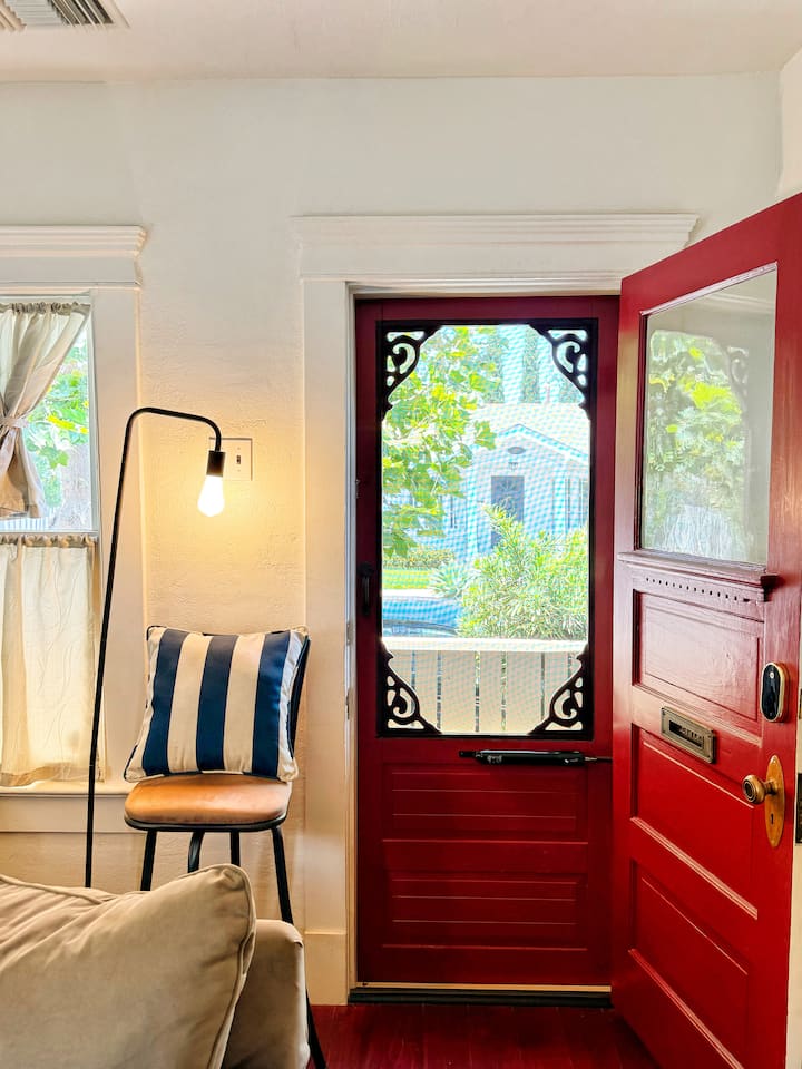Victorian Bungalow:2 Bd + Parking + Private Garden - Long Beach, CA