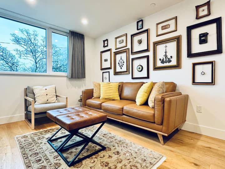 Elegant Townhome Imbued With Artistic Expression - Richmond