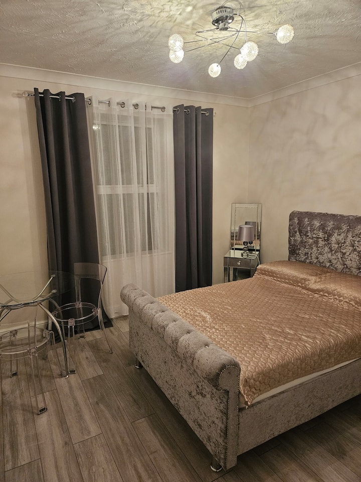 Grey Room In Bournemouth - Wimborne Minster