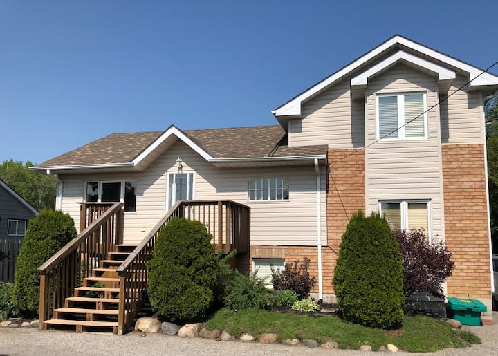Family Friendly Home With A Backyard - Bowmanville