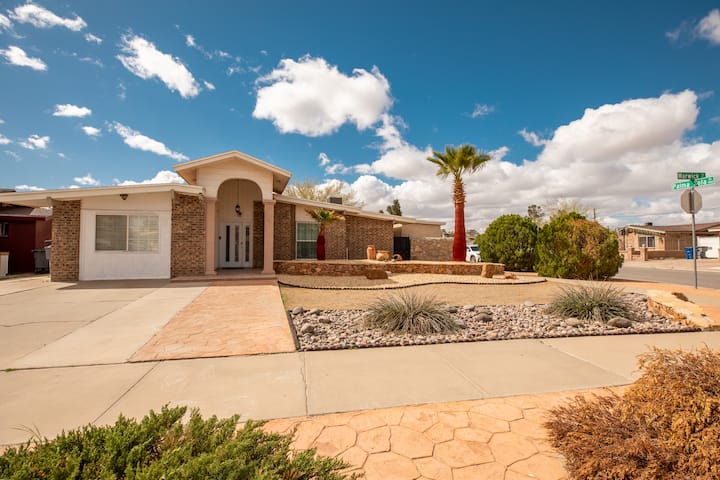 Charming Home & Luxury Backyard - El Paso, TX