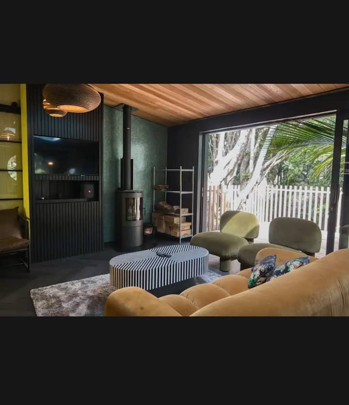 Brand New! Dark And Moody: Wild Woods Waiheke - Maraetai