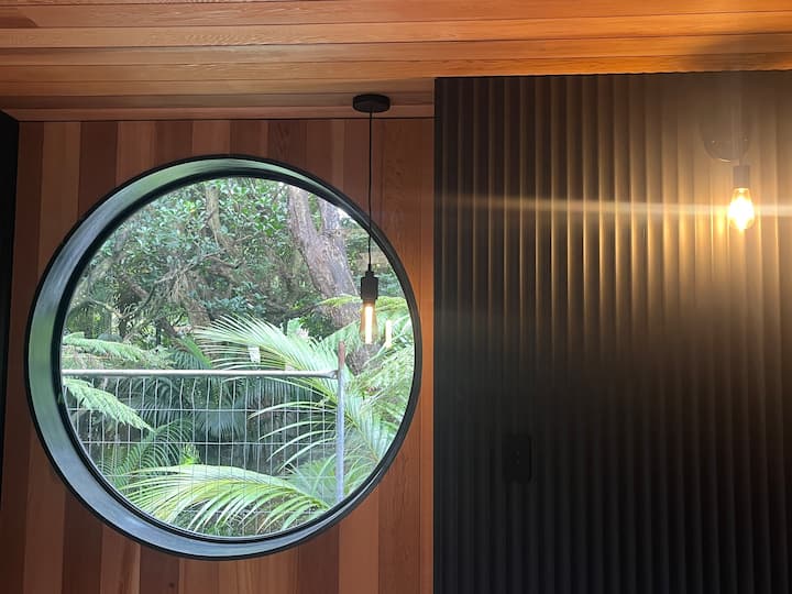 Wild Woods Waiheke: Brand New, Cosy & Snug - Maraetai