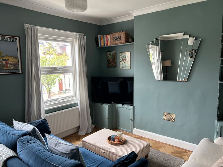 Colourful 2 Bedroom London Flat - Beckenham