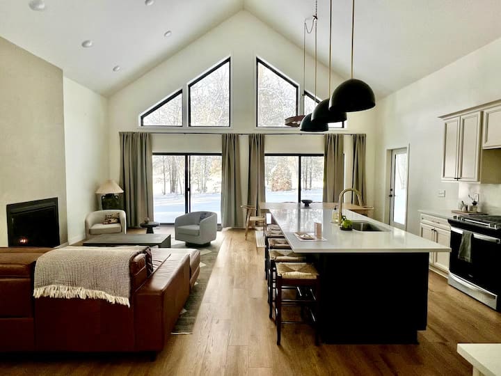 Private Lake Retreat With Wood Burning Sauna - United States