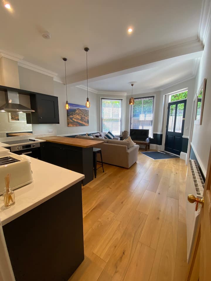 Central Malvern Gem With Courtyard+ Parking. - Malvern