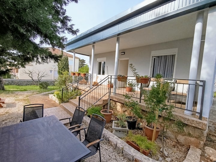 Apartment Lola - Entire House - Starigrad