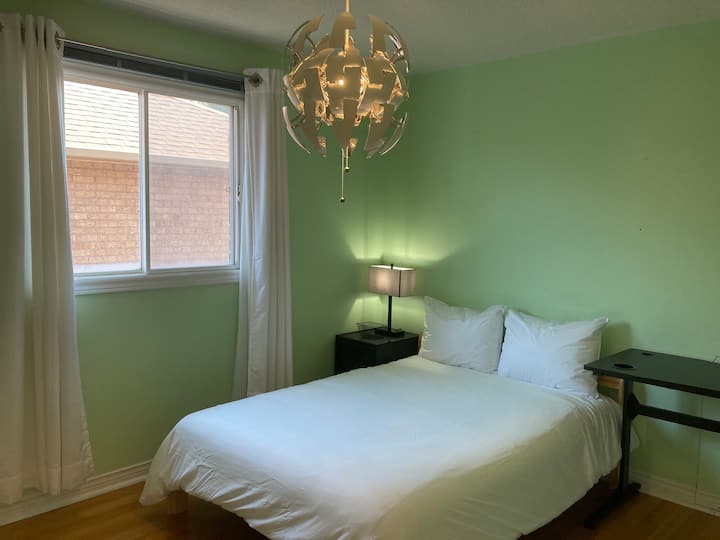 Quiet, Serene And Illuminated Room In Oakville - Burlington
