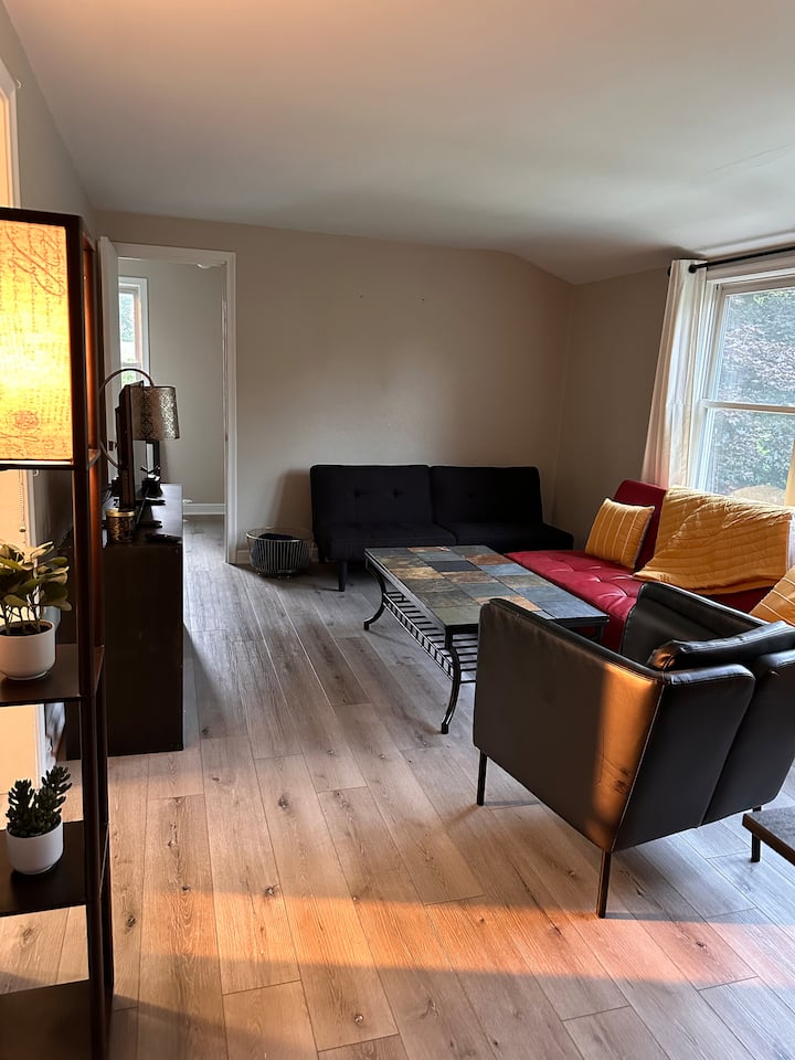 Walkable Second Floor Apartment - St. Paul, MN