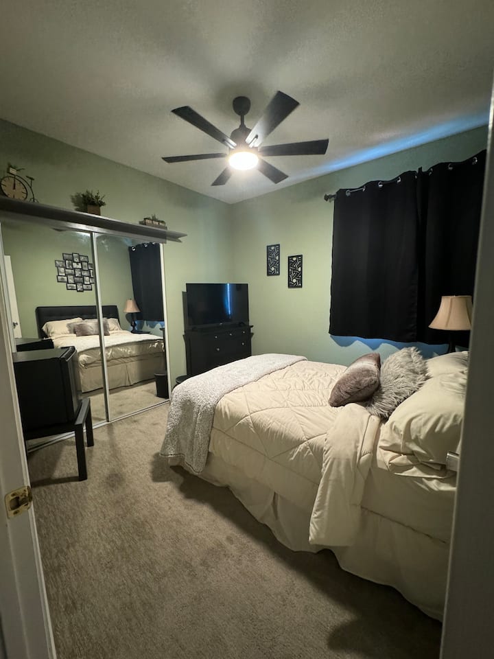 Clean & Cozy Gem-3 Miles From Downtown - Sacramento, CA