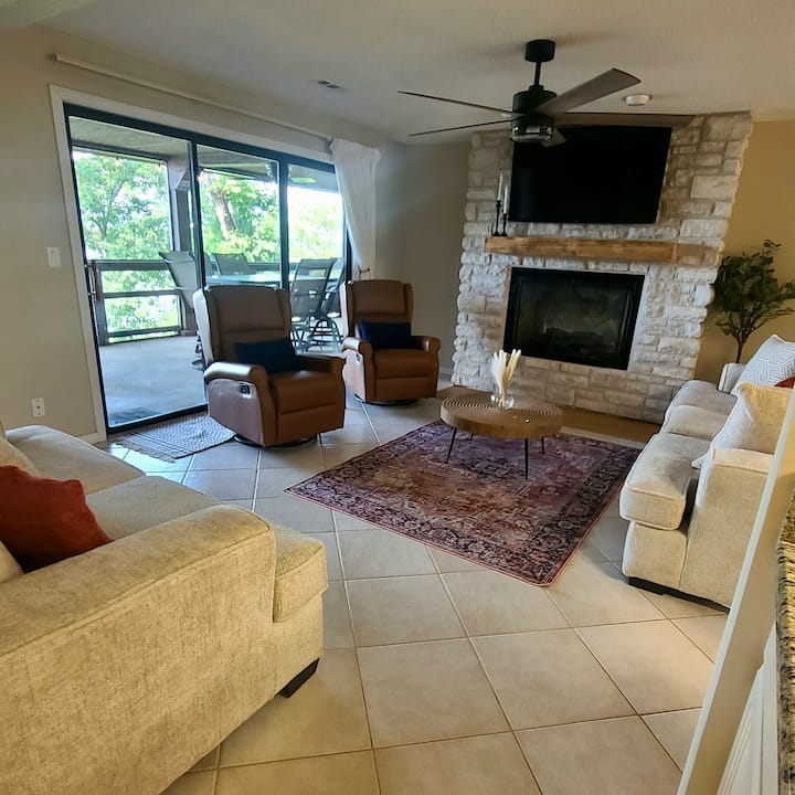 Large Stylish Condo -Beautiful View-great Pool- - Osage Beach, MO