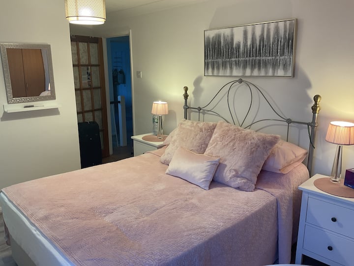 Females Only: Ensuite Clean & Quiet Room - Chelmsford