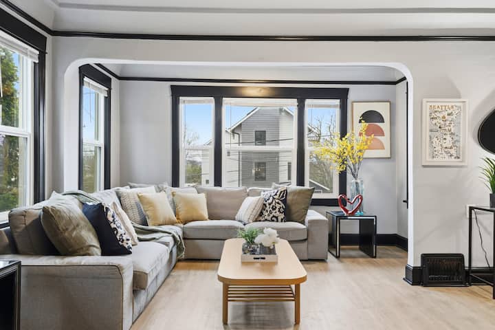 Ballard 9br | Spacious Group Retreat Near Dining - Seattle, WA