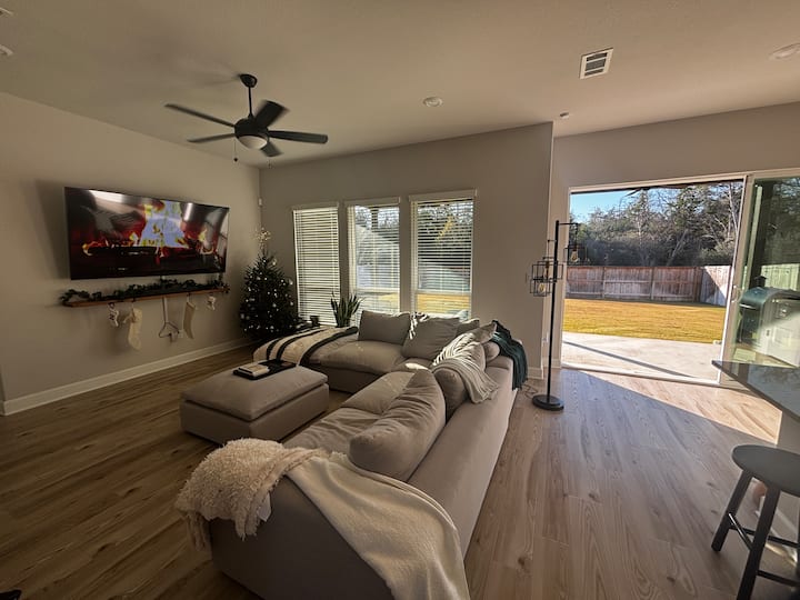 Relax Room For Rent Amenities Included - Bastrop, TX