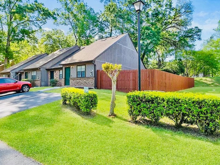 Great Location! 2br/2ba Townhome Near Everything - Tallahassee, FL