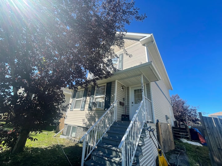 3 Bed 2.5 Bath Top Floor - Fort McMurray