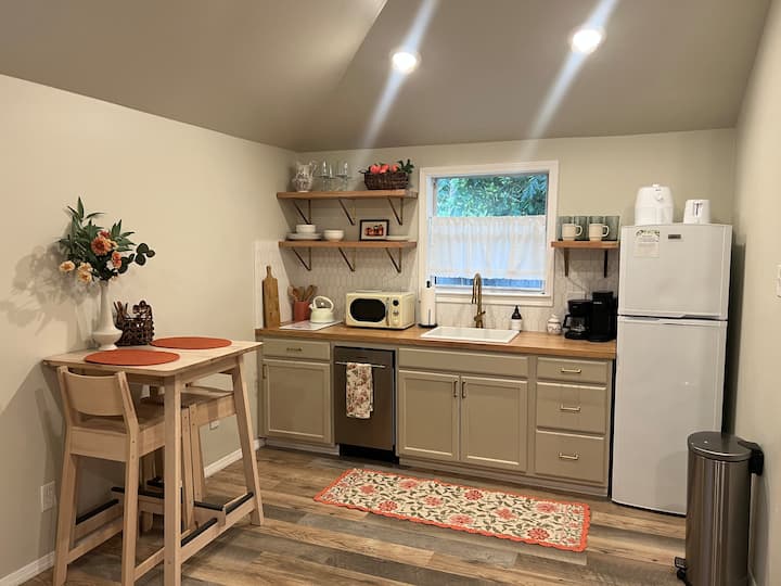 Pet Friendly Guesthouse- Queen Bed - Richardson, TX