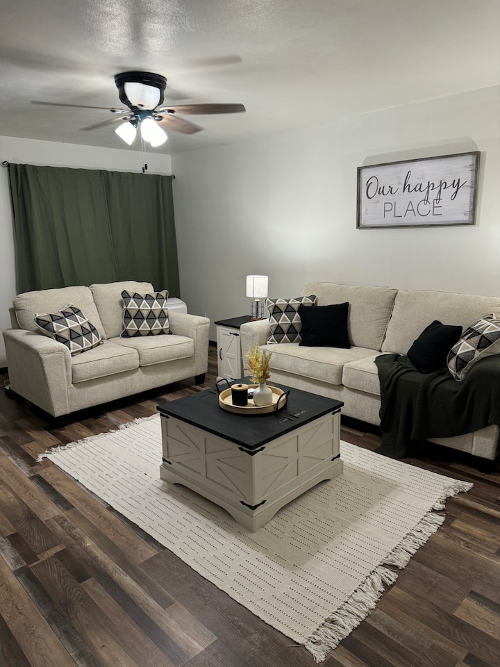 Cozy 2 Bedroom By Main Street! - Oshkosh, WI