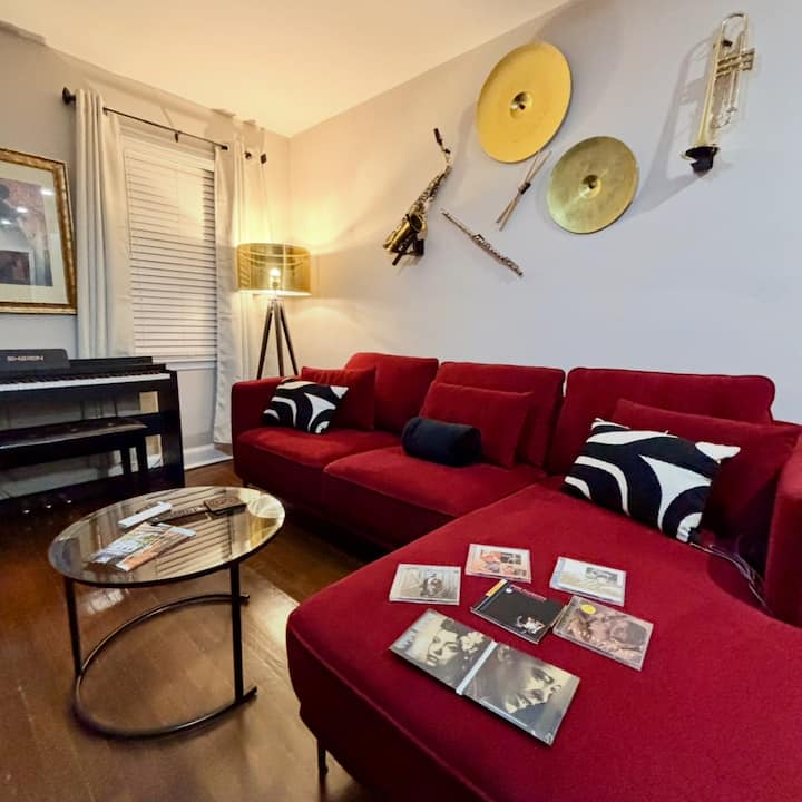 Sky: Retro Jazz Theme Suite W/ Piano & Fireplace - Hyattsville, MD