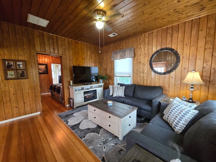 Cozy & Quiet Historic Cottage - Cheyenne Frontier Days