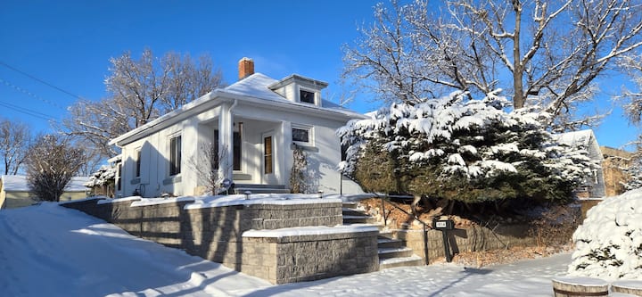 Cozy & Quiet Historic Cottage - Cheyenne, WY