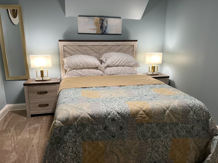 Cozy Two - Queen Bed Apartment. - Chicago, IL