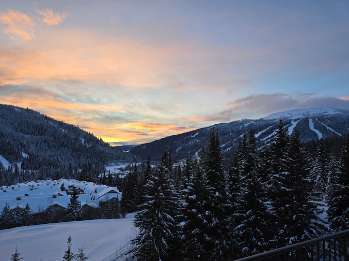 Mountain Views, Ski-in/out, Private Hot Tub - Sun Peaks