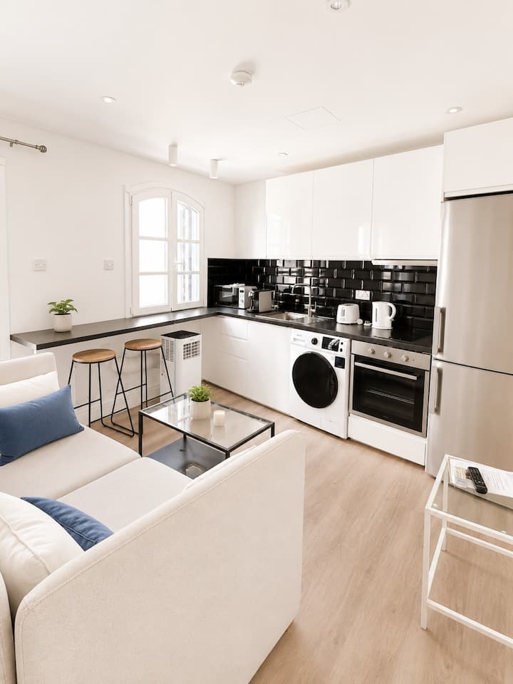 Grand Central House - Classic One Bedroom Balcony - Gibraltar