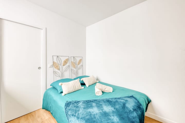 Le Clichy Chic | 10 Min Paris - ibis Paris Porte de Clichy Centre