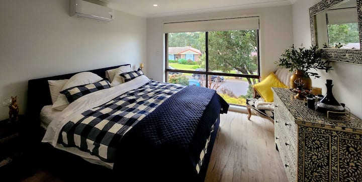 Large King Bedroom With Private Ensuite & Tv Room - Campbelltown