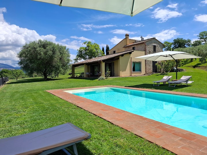 Stunning Panoramic Villa With Heated Pool - 翁布里亞