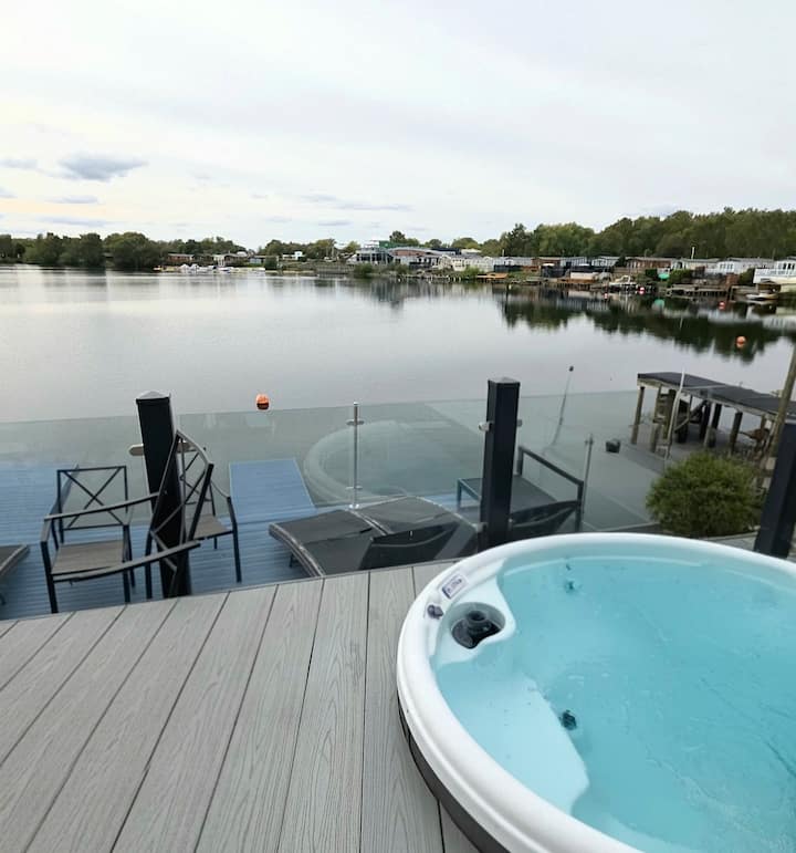 Lakeside Hot Tub Lodge - Tattershall - Woodhall Spa