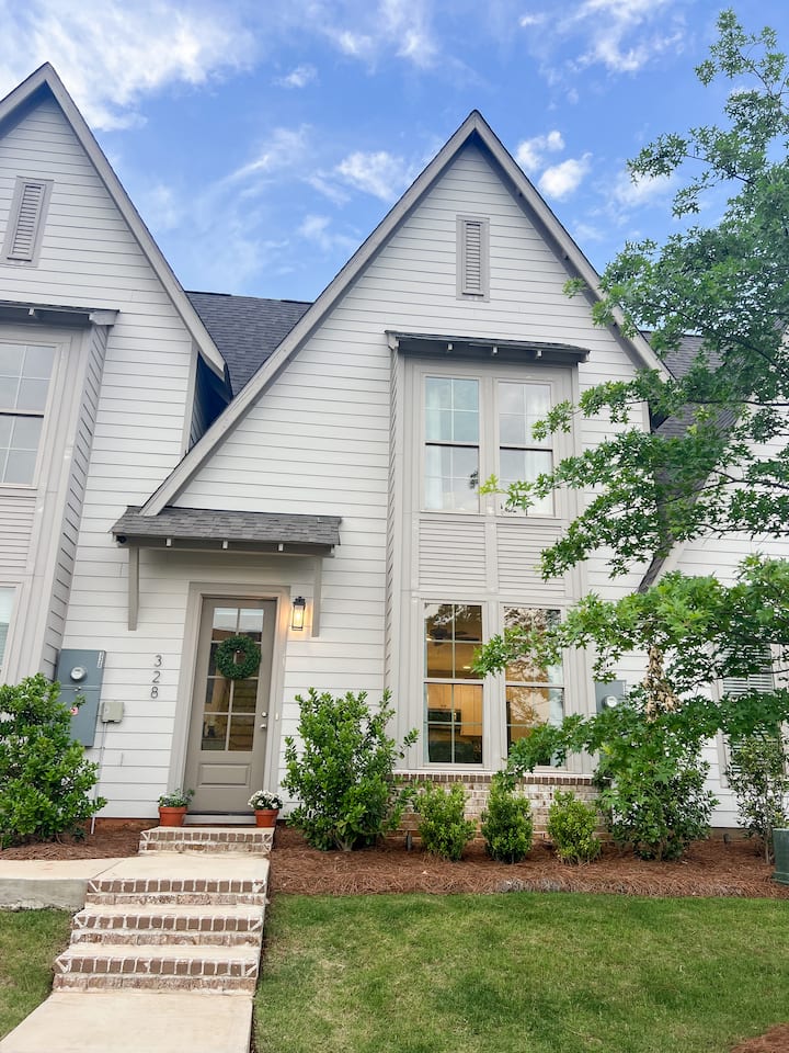 Back To College House - Auburn, AL
