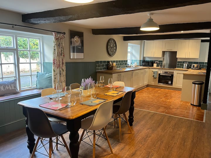 Countryside Location, Private Hot Tub, Spacious - Taunton