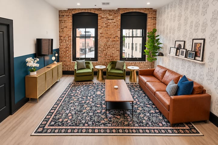 Spacious Suite Downtown 2bd,2ba Gym, Hotel Pool - New Orleans, LA
