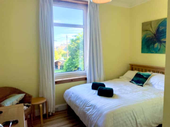 En-suite Double Room With Sunrise View - Edinburgh