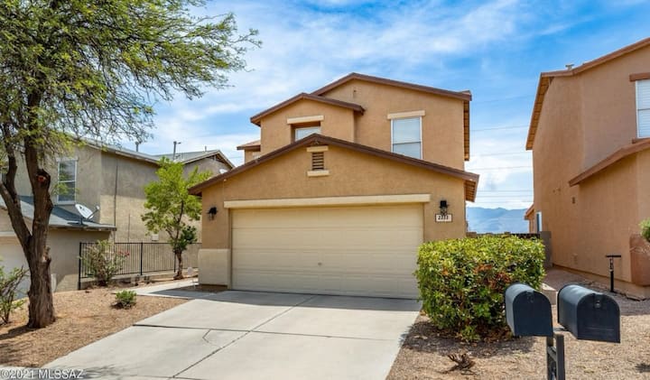 Spacious Home On The East Side - Tucson, AZ