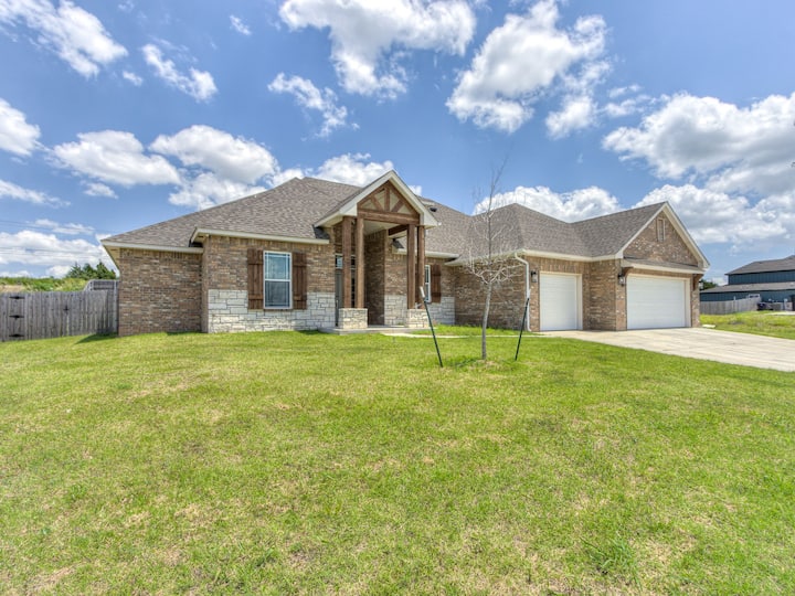 Summer Friendly Home - Yukon, OK