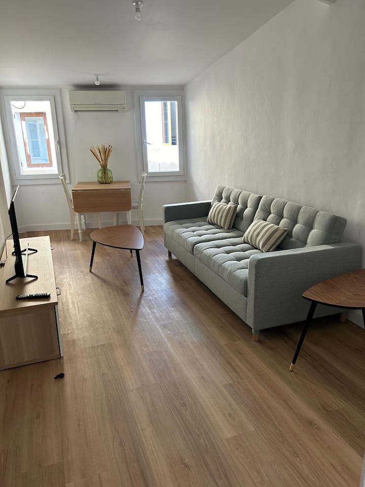 Spacious 1.5 Bedroom Old Town Apartment With Ac - La Ciotat