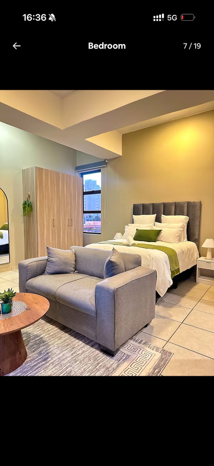 Boho Studio | Central Rosebank | Wifi + Inverter - Johannesburg