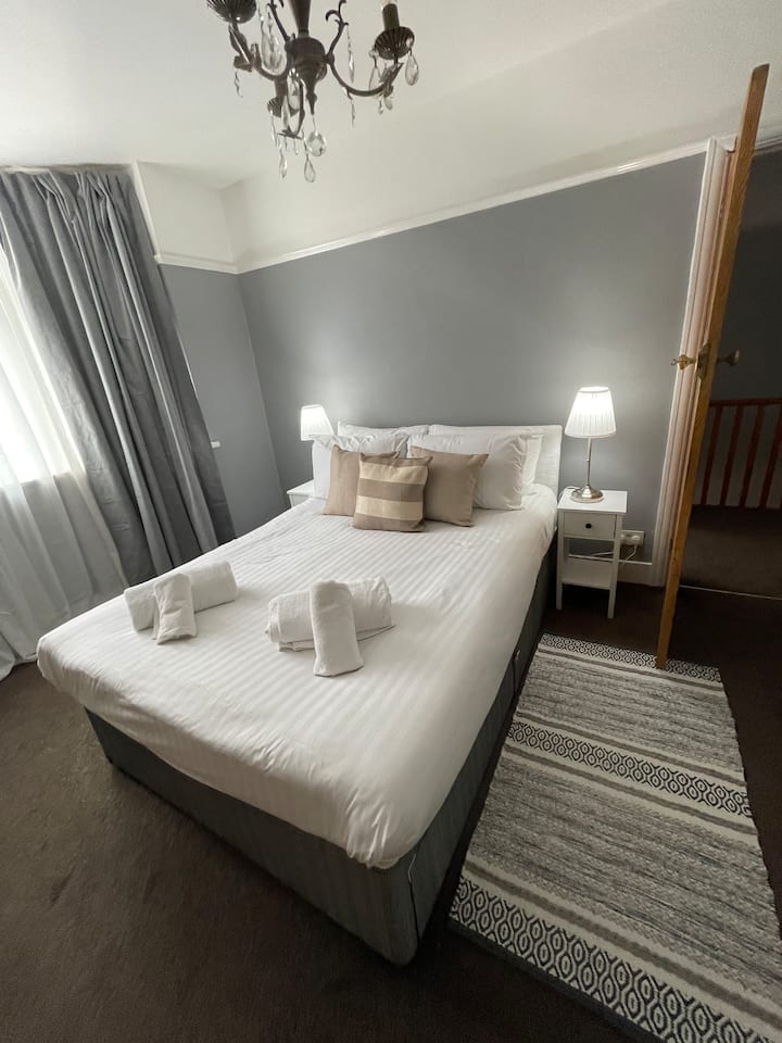 3 Bed House In The Heart Of Palmers Green, London - Chingford