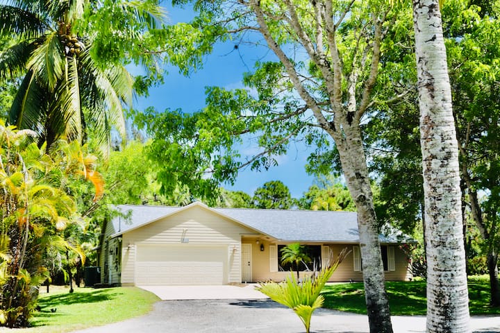 Private Acre Retreat | Spacious, Peaceful Getaway - Royal Palm Beach, FL