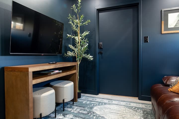 Private 2 Bedroom Den W/ Parking - Steinbach